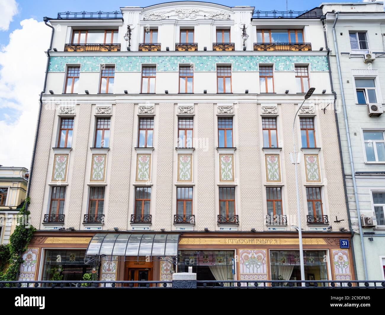 Modern tenement style hi-res stock photography and images - Alamy