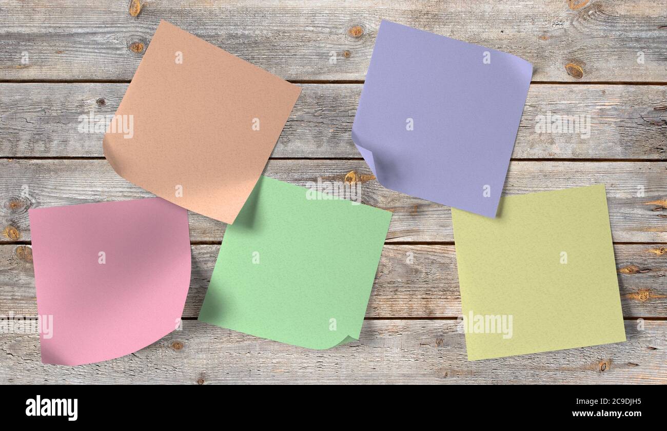 Wooden wall with blank sticky notes Stock Photo - Alamy
