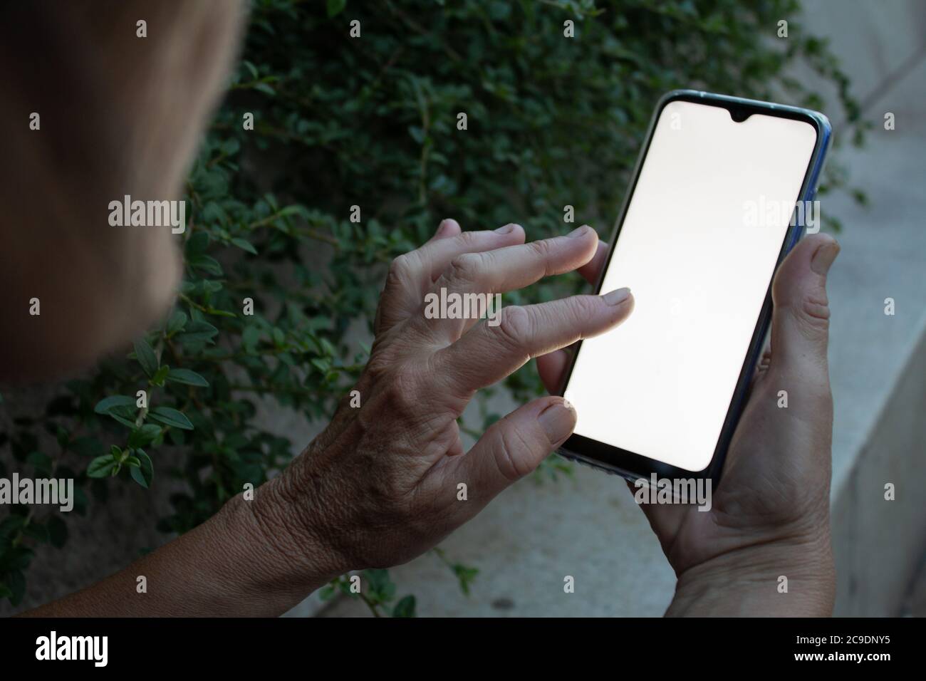 Elder smartphone use hi-res stock photography and images - Alamy