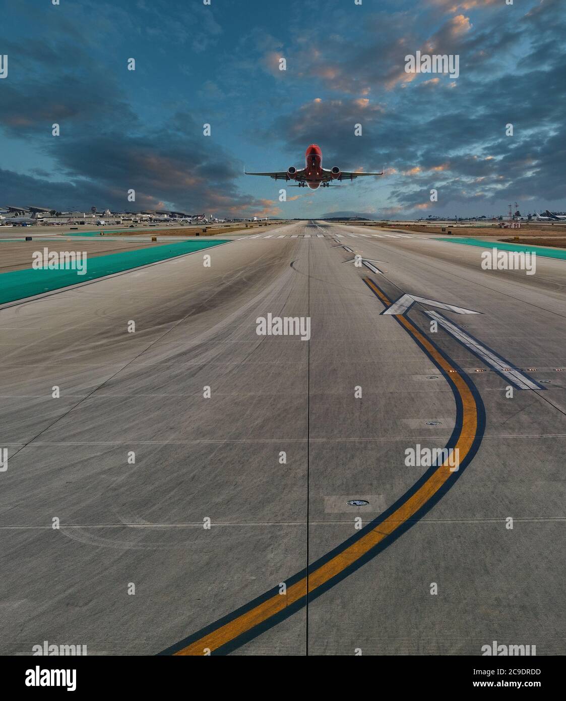 Empty airport runway sunset hi-res stock photography and images - Alamy