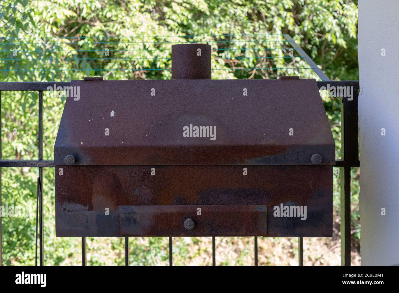 Vintage iron rusty cook stove hi-res stock photography and images - Alamy