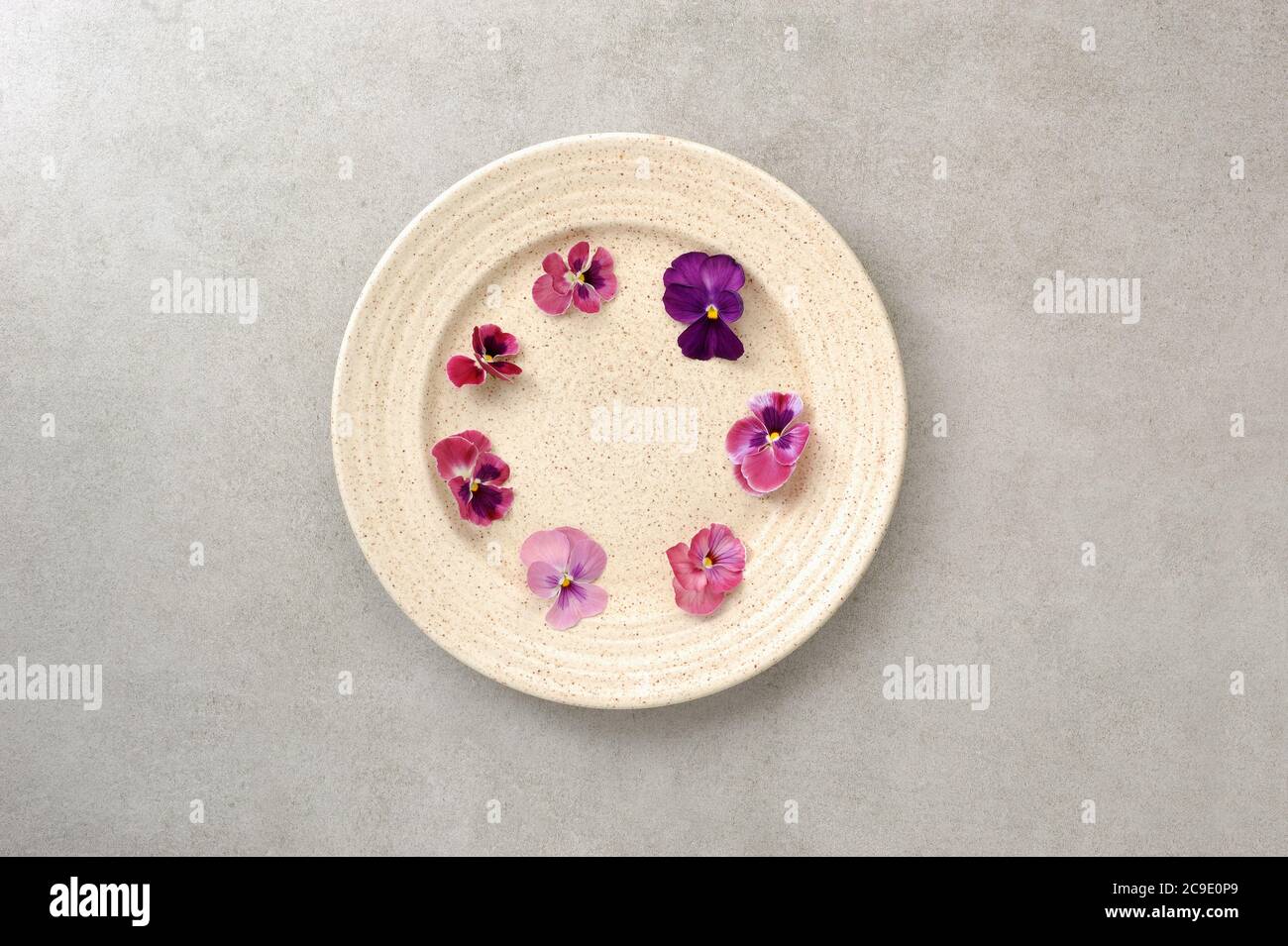 Edible flower garnish hi-res stock photography and images - Alamy