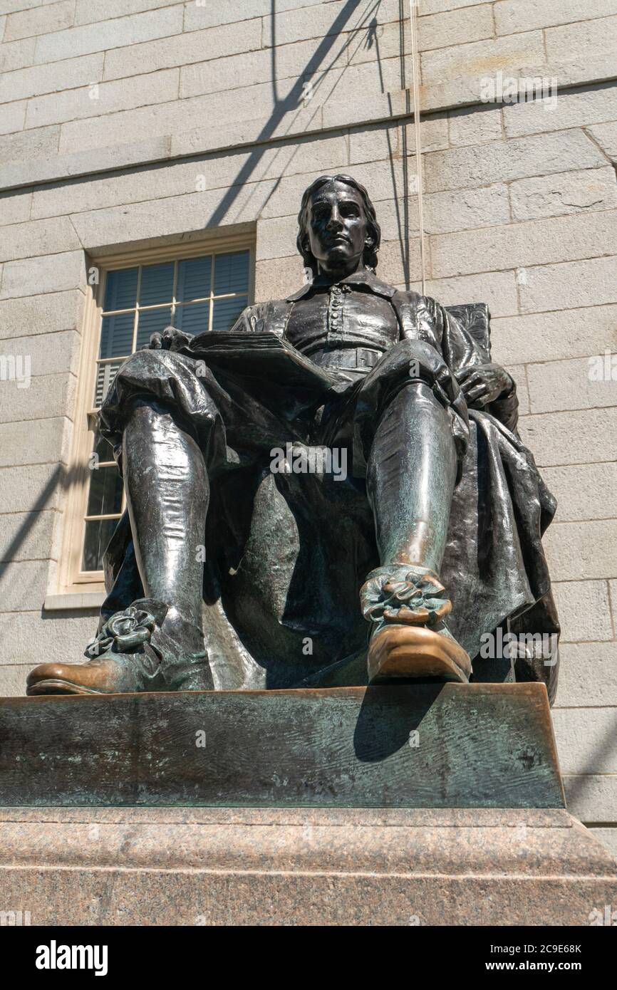 John harvard bronze statue hi-res stock photography and images - Alamy