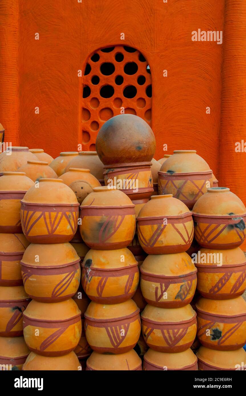 Mali pottery hi-res stock photography and images - Alamy