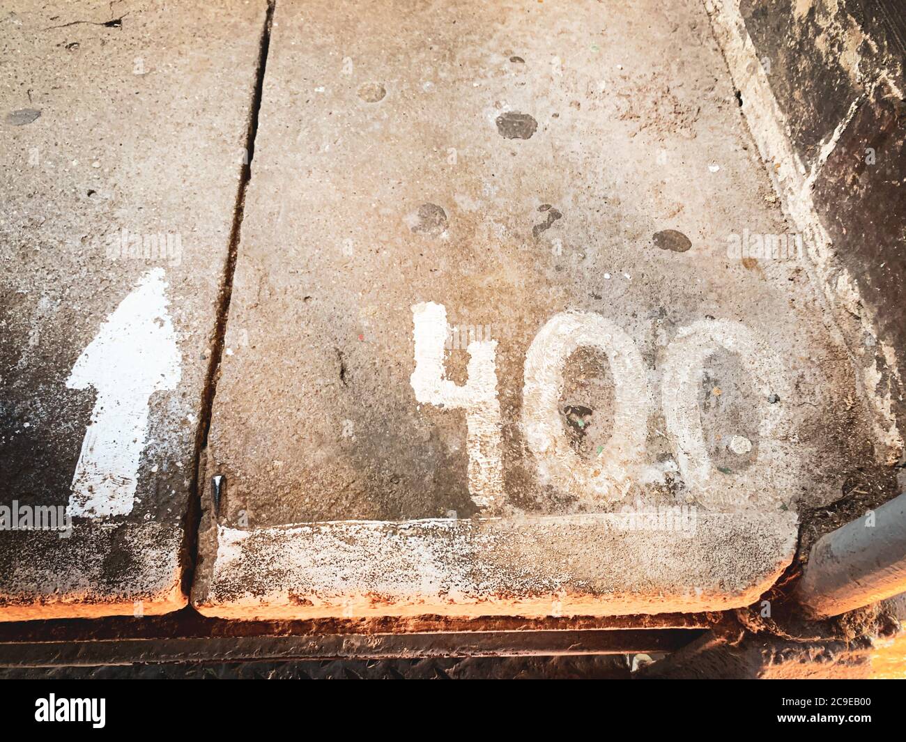the number 400 and a white arrow on a step Stock Photo - Alamy