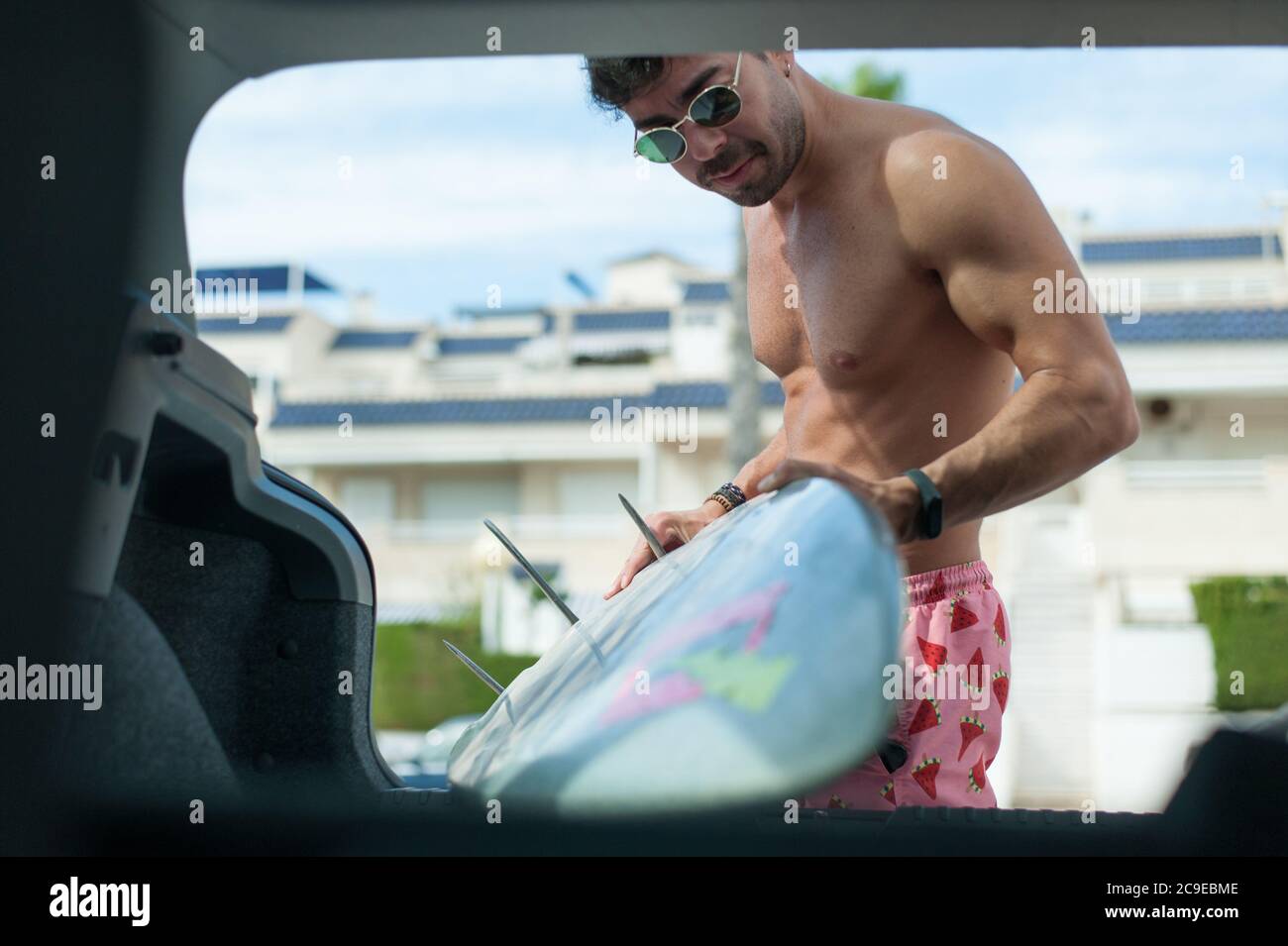 Muscle man hi-res stock photography and images - Alamy