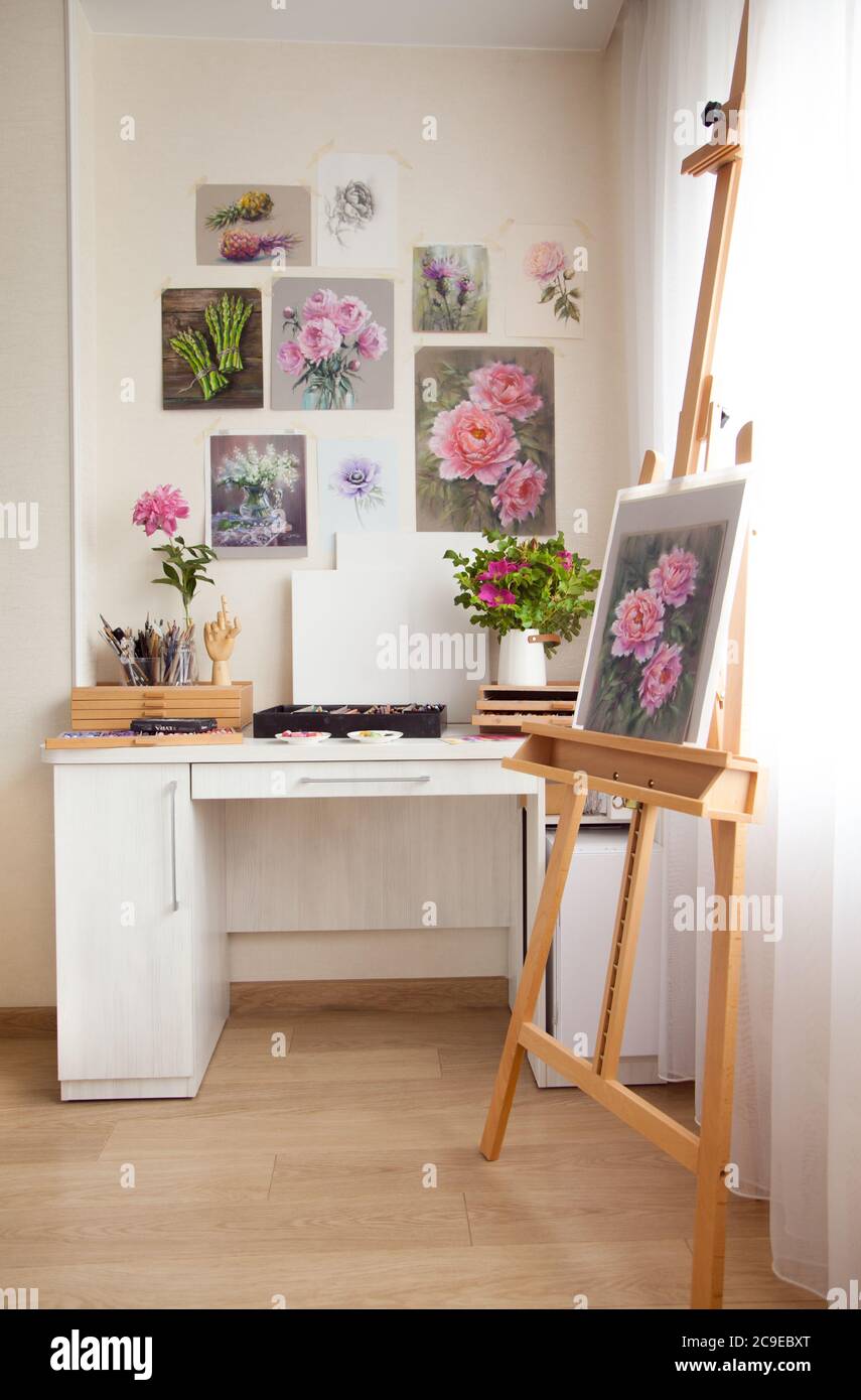Artists home workplace white wooden table for painting with easel Stock ...