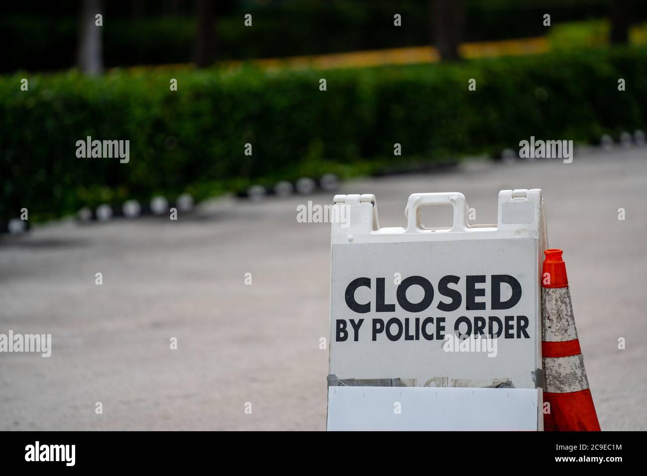 Photo parking lot sign closed by police order Stock Photo - Alamy