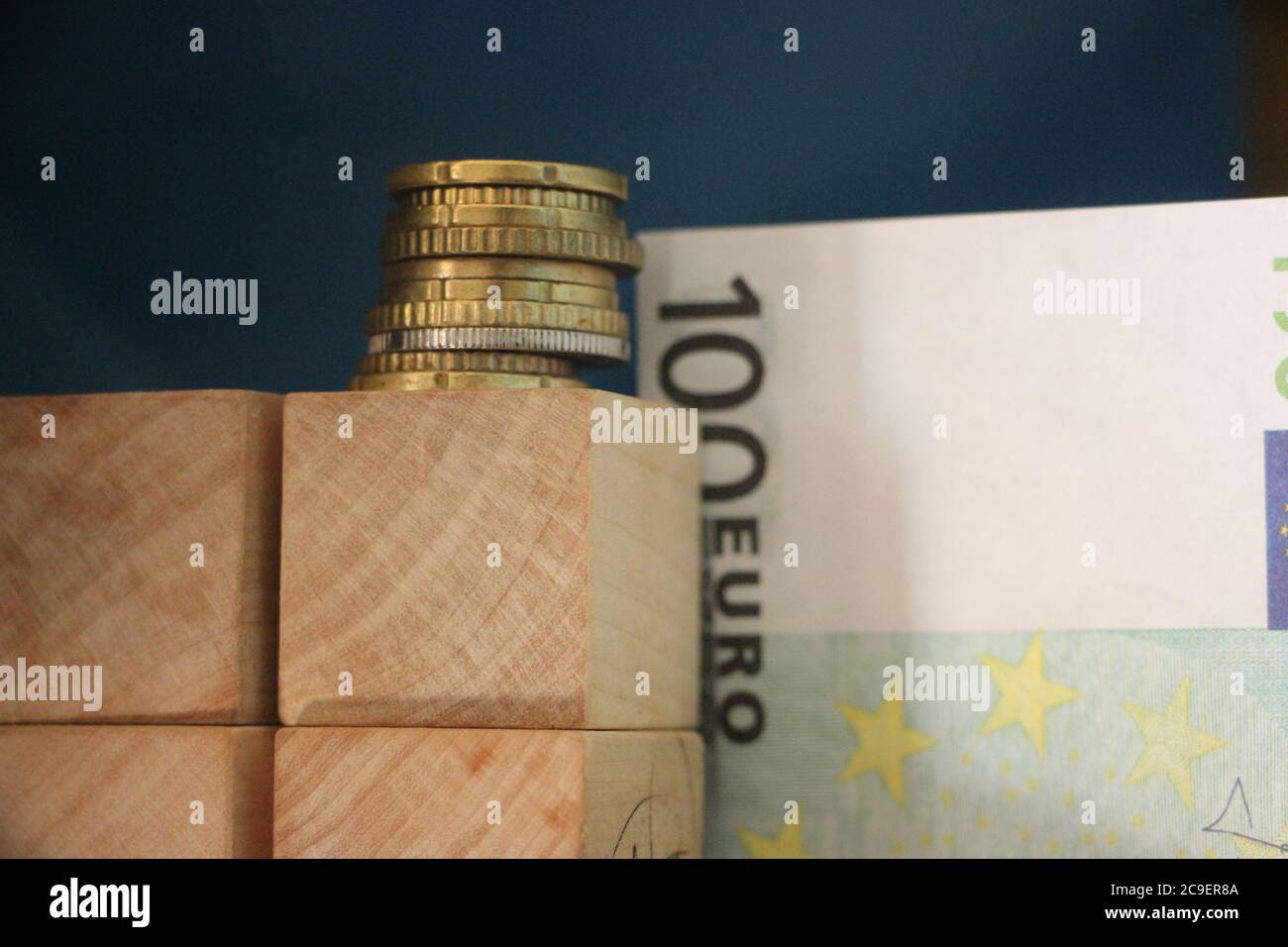 Stacks of new pound coins hi-res stock photography and images - Alamy