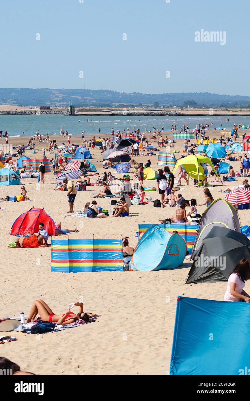 Busy beach hot hi-res stock photography and images - Alamy