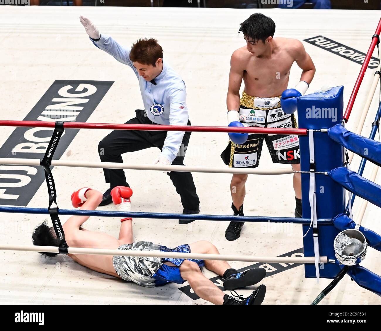The referee stops the fight after Yuya Azuma was knocked down by ...