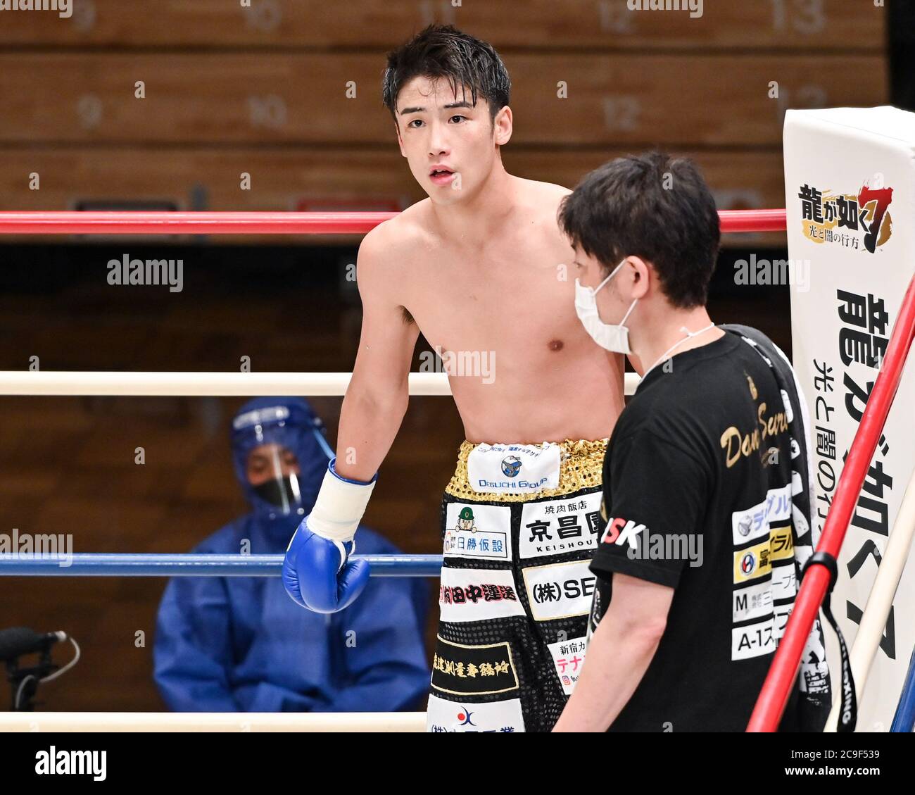 Rentaro Kimura (L) after winning his pro debut boxing match at Korakuen ...