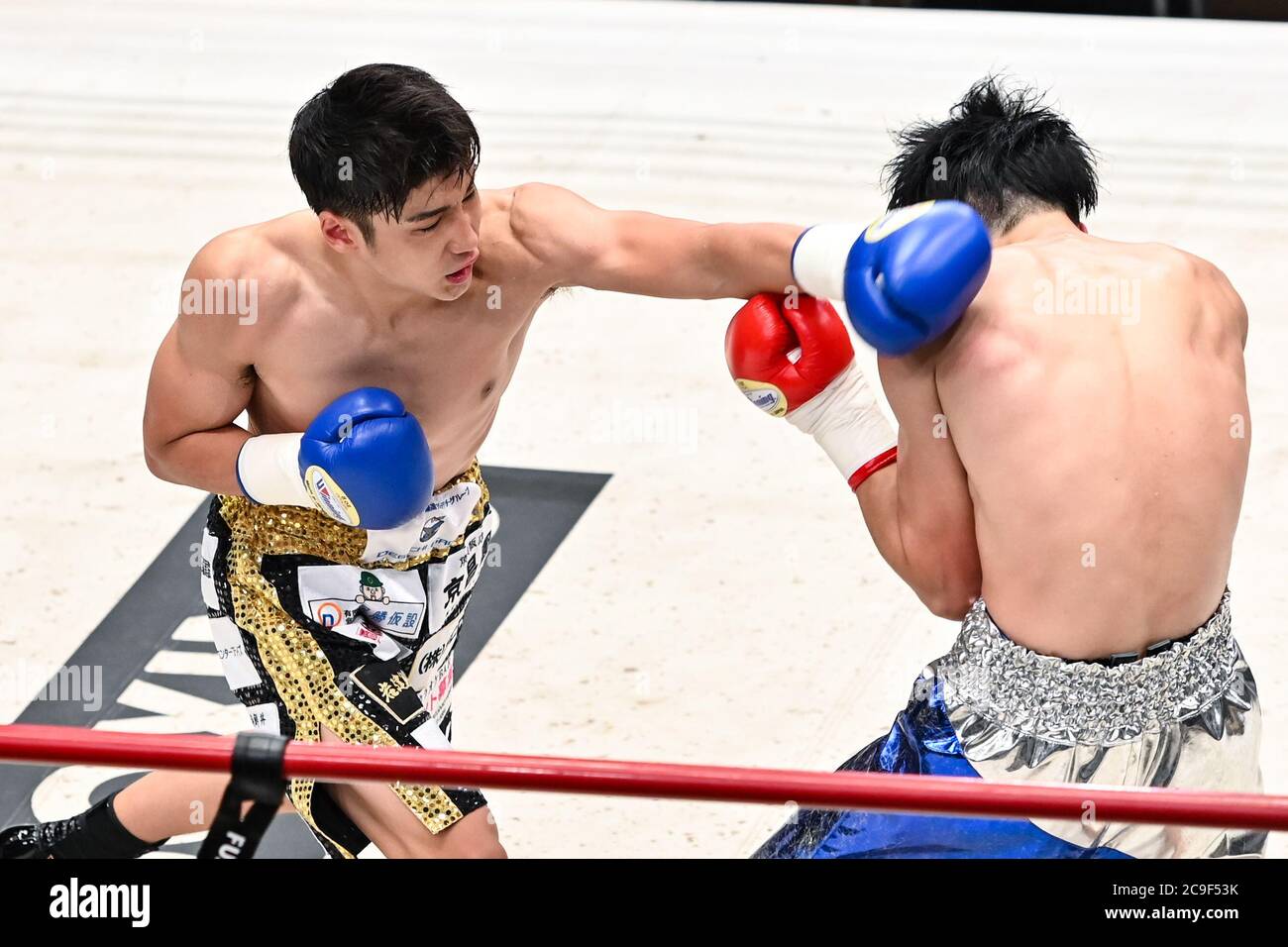 Rentaro Kimura (L) in action against Yuya Azuma during Kimura's pro ...