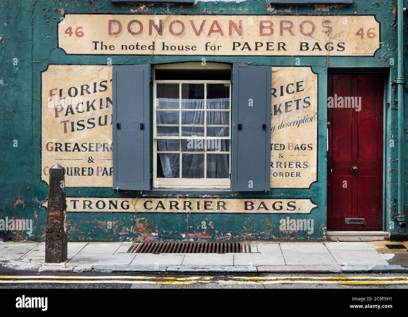 Old shop frontage hi-res stock photography and images - Alamy