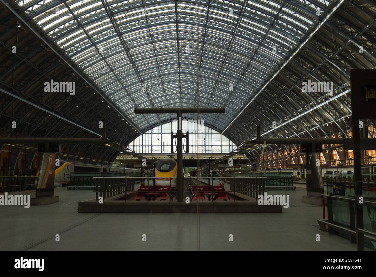 Quiet st pancras train station hi-res stock photography and images - Alamy