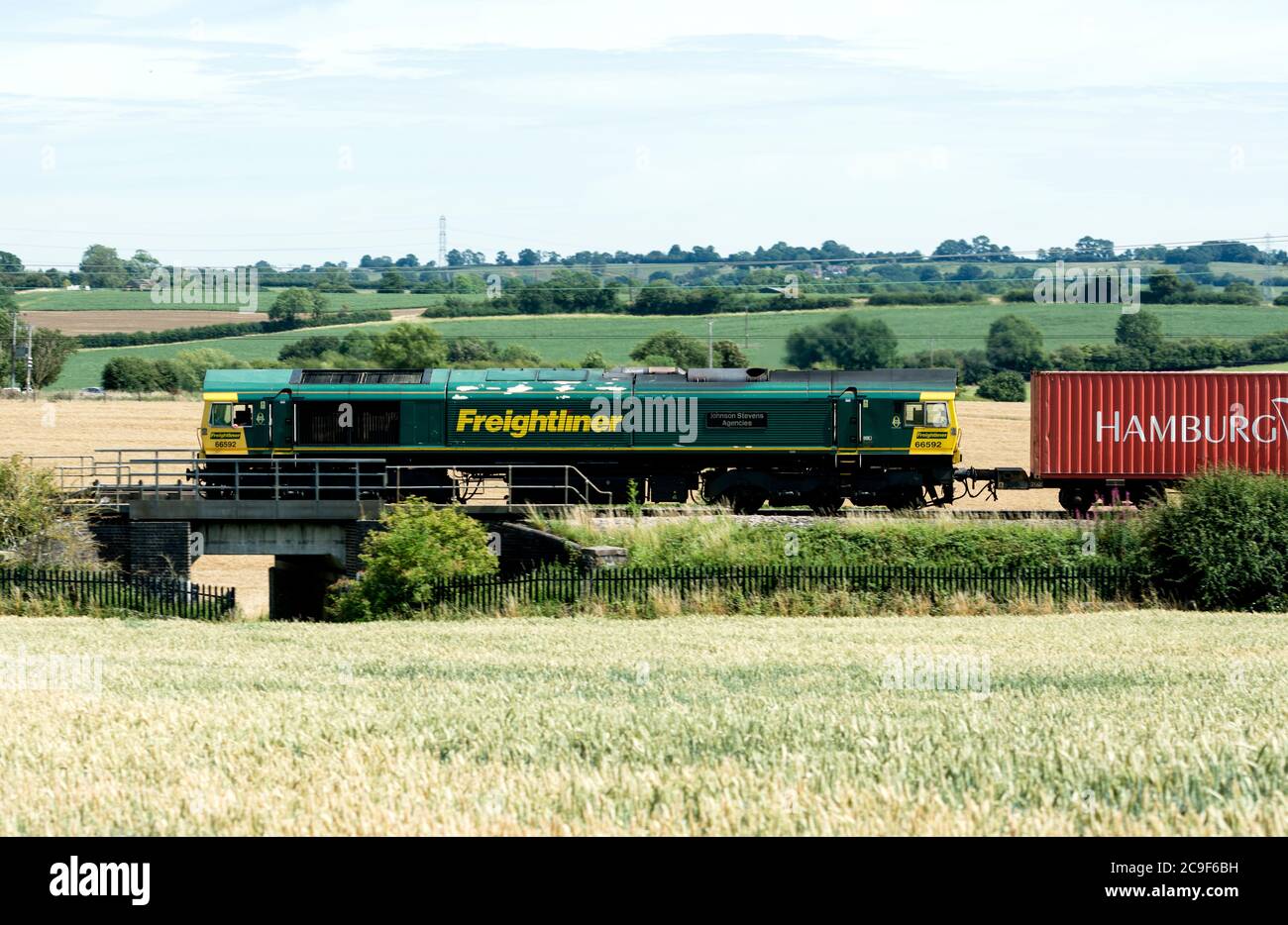 Class 66 diesel locomotive No. 66592 "Johnson Stevens Agencies" pulling ...