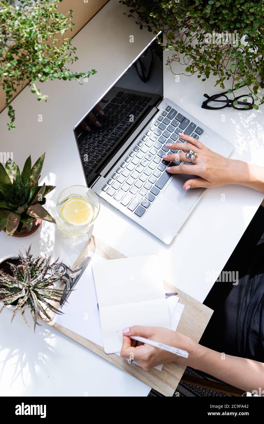Keyboard womans hand pen hi-res stock photography and images - Alamy