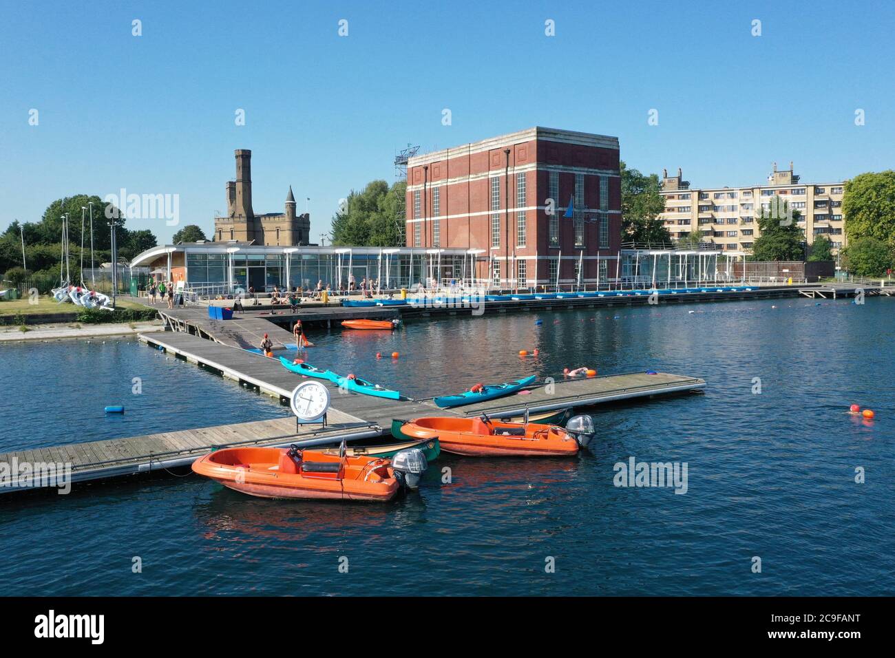 People enjoy hot weather west reservoir centre hi-res stock photography ...