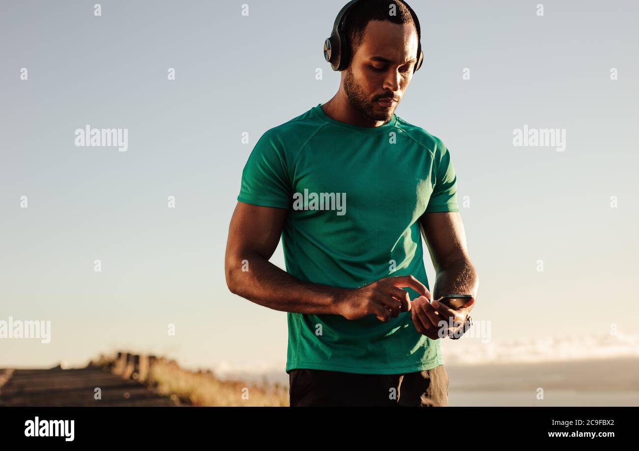 Male runner using smart phone hi-res stock photography and images - Alamy
