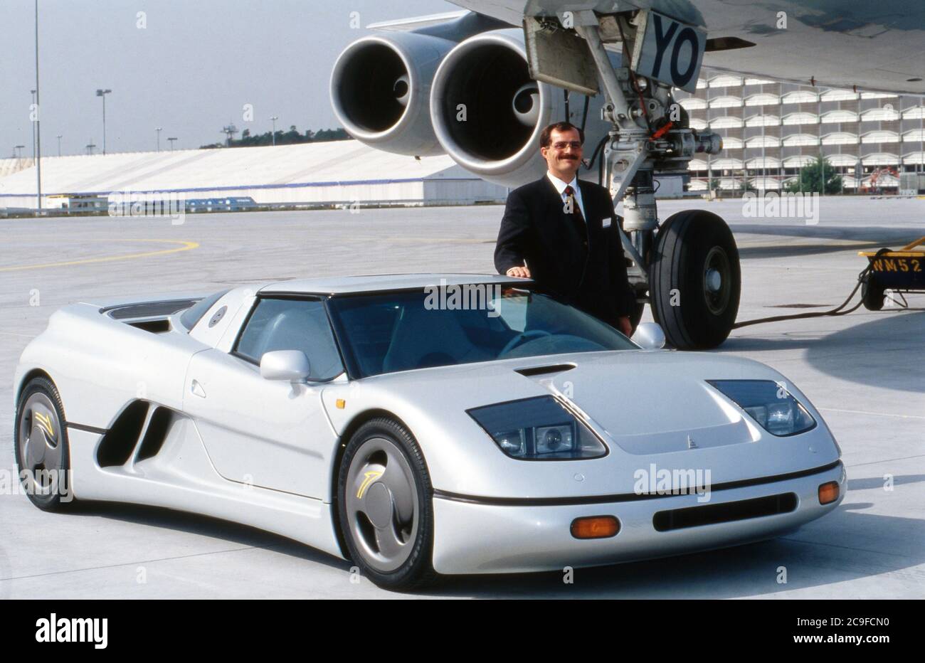 Der Spiess TC 522 Sportwagen wird auf dem Flughafen Frankfurt von ...