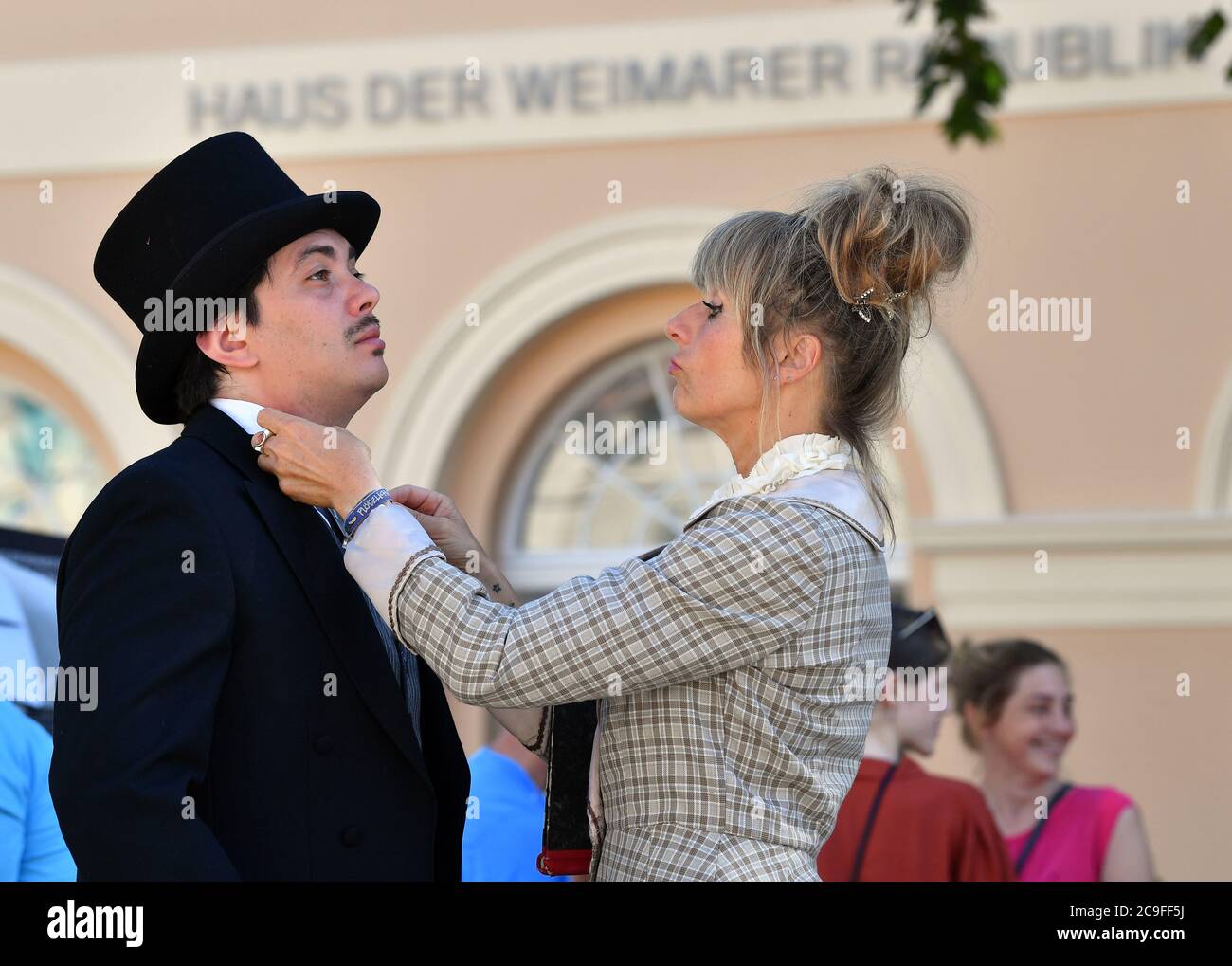 Weimar, Germany. 31st July, 2020. Actors in historical costumes stand ...