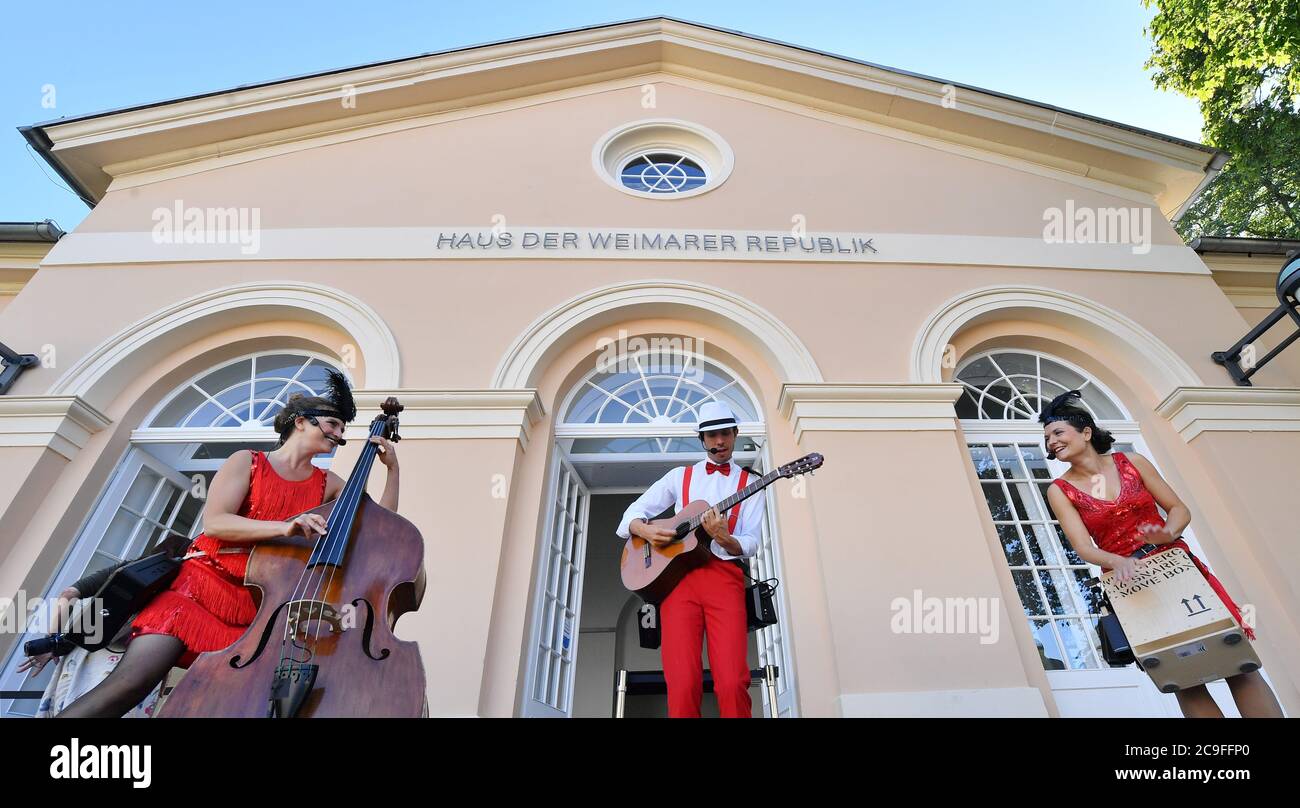 Weimar, Germany. 31st July, 2020. Musicians sing and play in front of ...