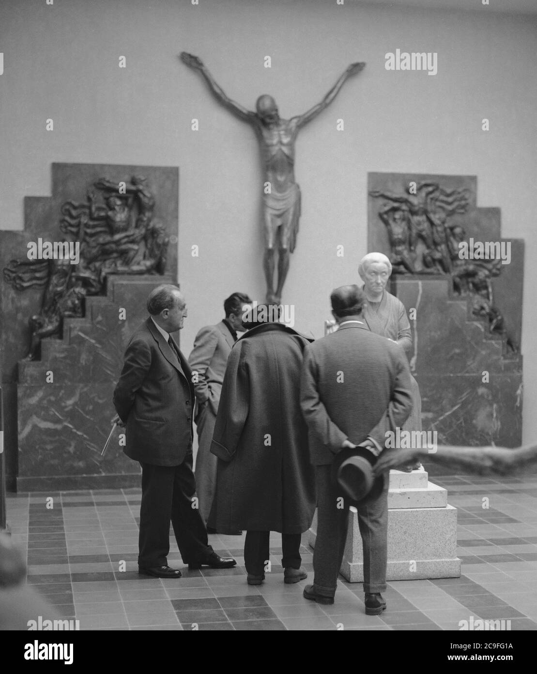 VICTORIO MACHO FRENTE A SU ESCULTURA "MI MADRE". Location: MUSEO ...
