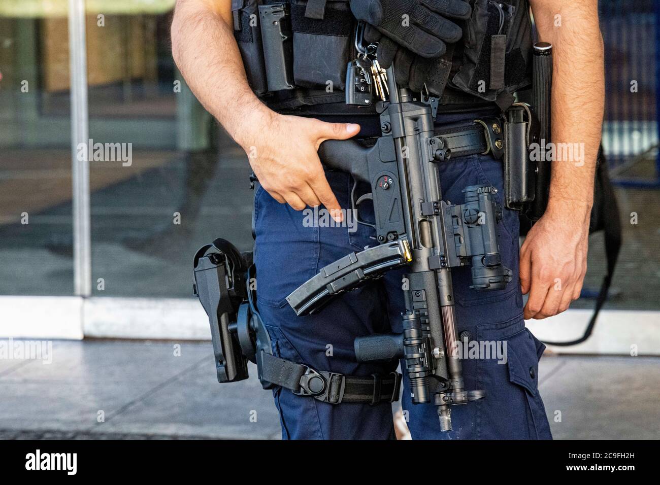Heavily armed police officers stand hi-res stock photography and images ...