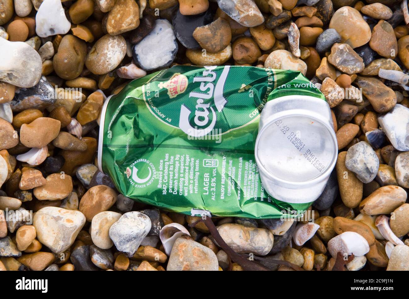 Rubbish, litter, on a pebbled beach Stock Photo - Alamy
