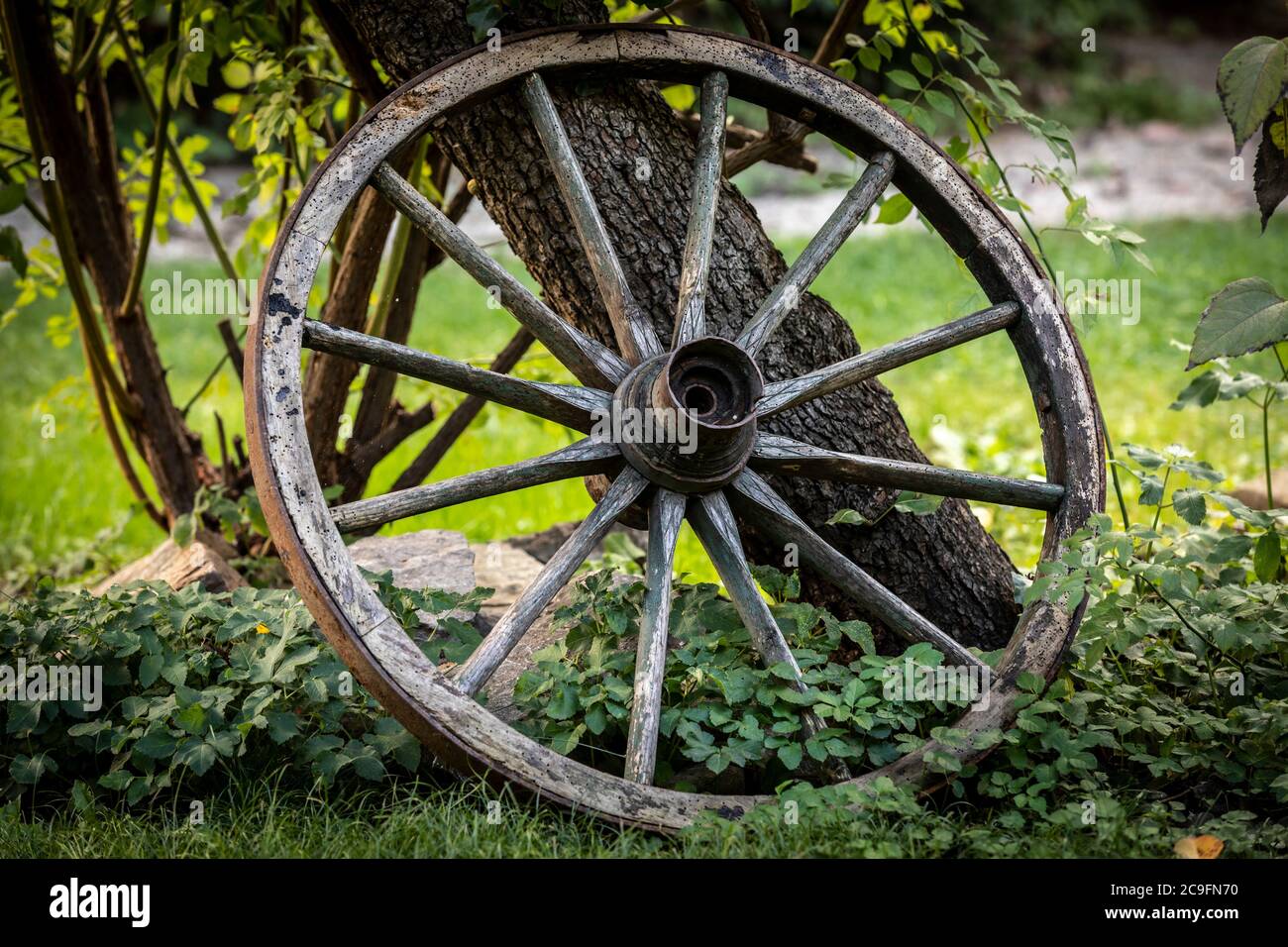 Leaning wagon wheel hi-res stock photography and images - Alamy