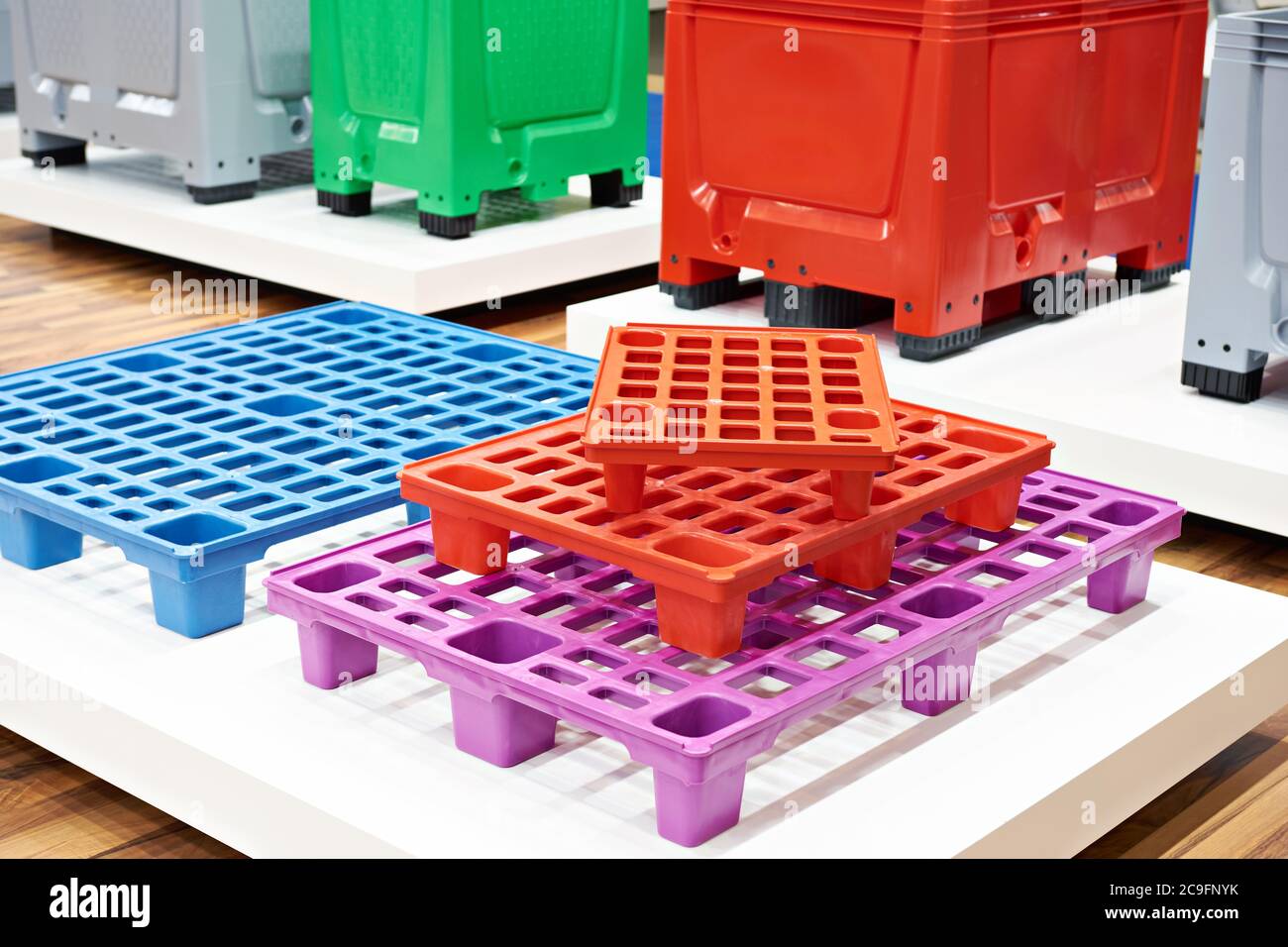 Plastic pallets hi-res stock photography and images - Alamy
