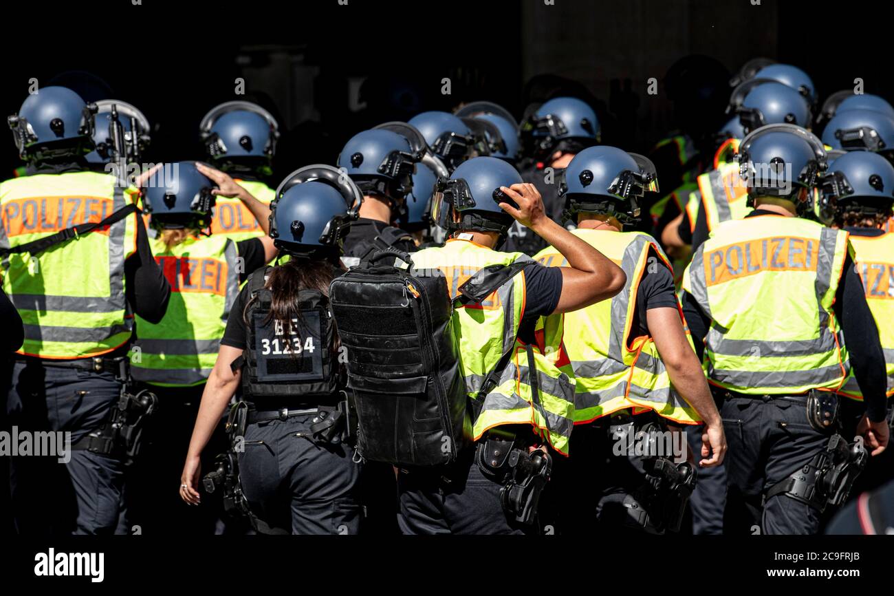 Heavily armed police officers stand hi-res stock photography and images ...