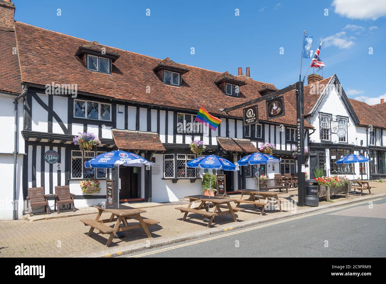 Queens head and pub sign hi-res stock photography and images - Alamy