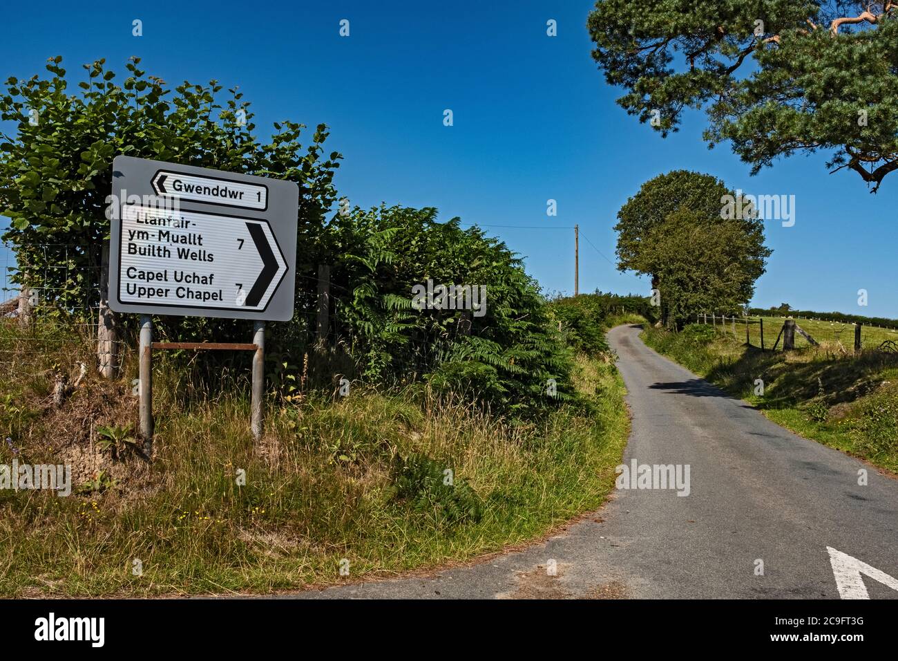 Welsh/English Bi-lingual road sign Stock Photo - Alamy