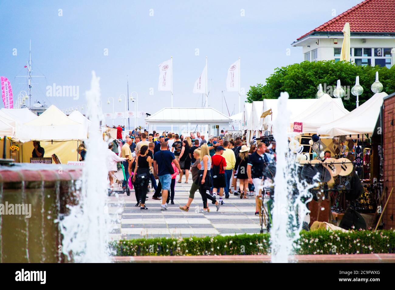 Crowded tourists at polish seaside during pandemic holiday in Sopot ...