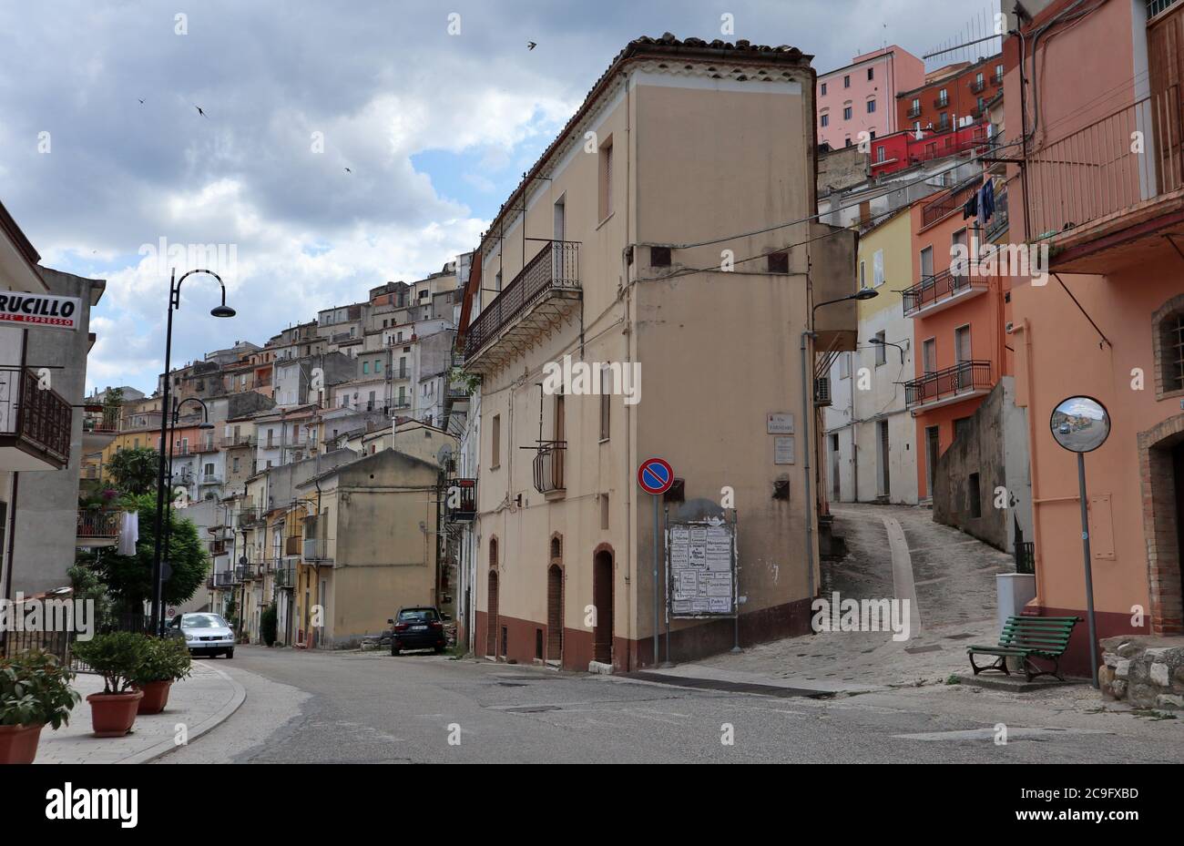 Calitri - Vie del centro storico Stock Photo - Alamy