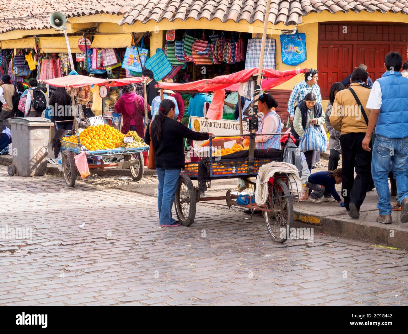 Street vendor in Calle Tupaq Amaru - Cusco, Peru Stock Photo - Alamy