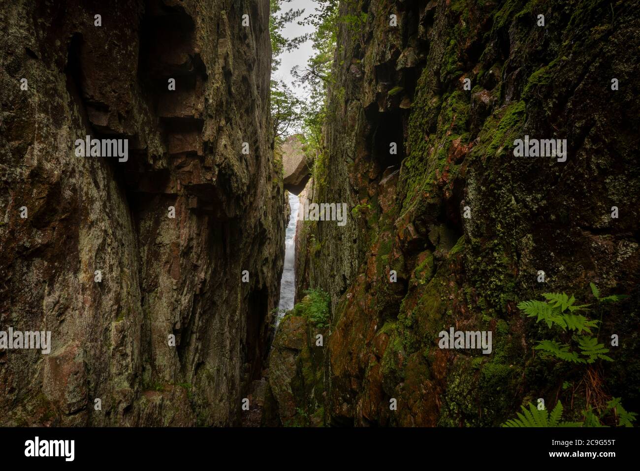 Large boulder caught an wedged in a large fissure in bedrock on the ...