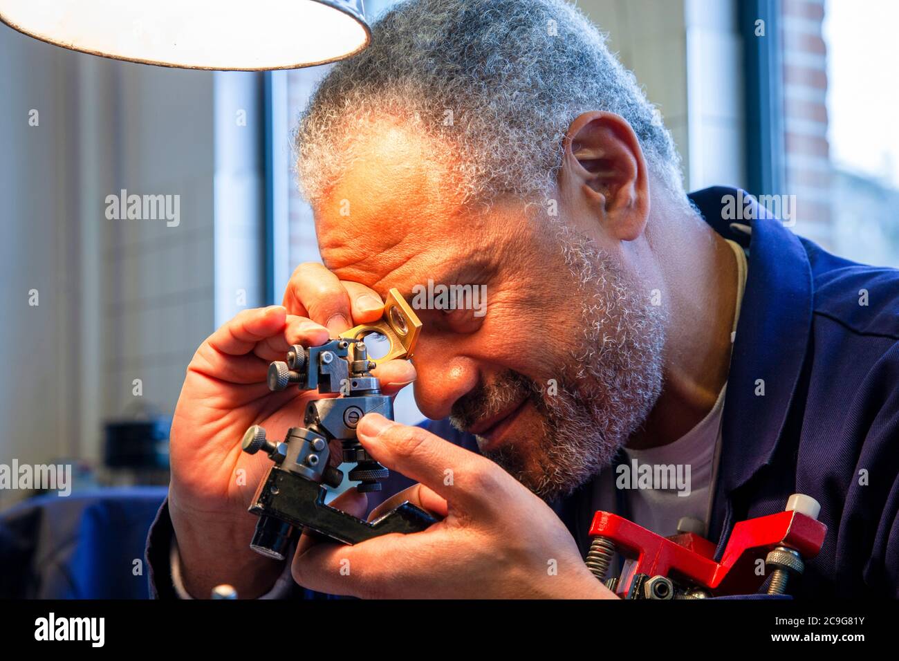 Inspecting diamonds hi-res stock photography and images - Alamy