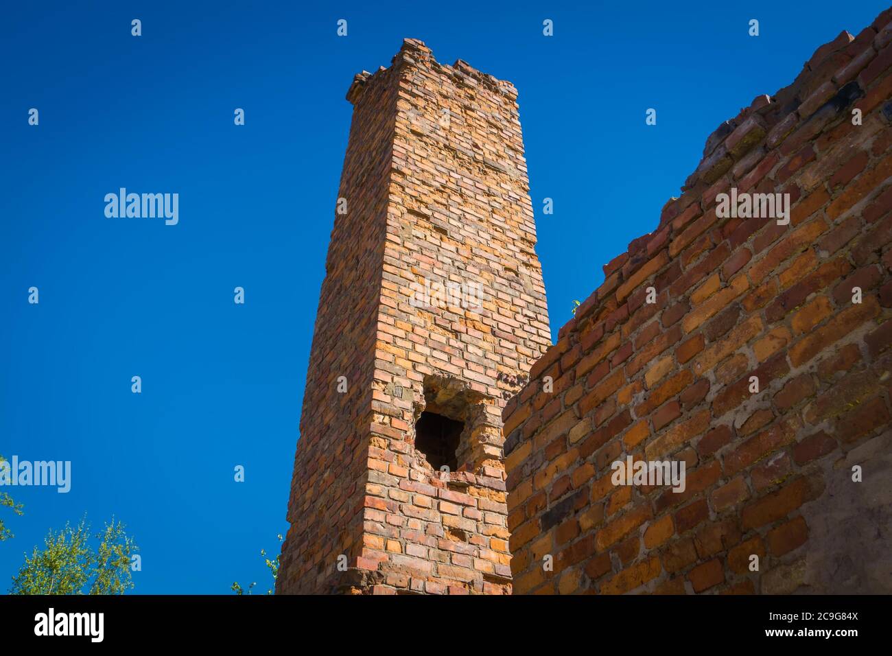 Old and broken brick building, deconstruction of shed Stock Photo - Alamy