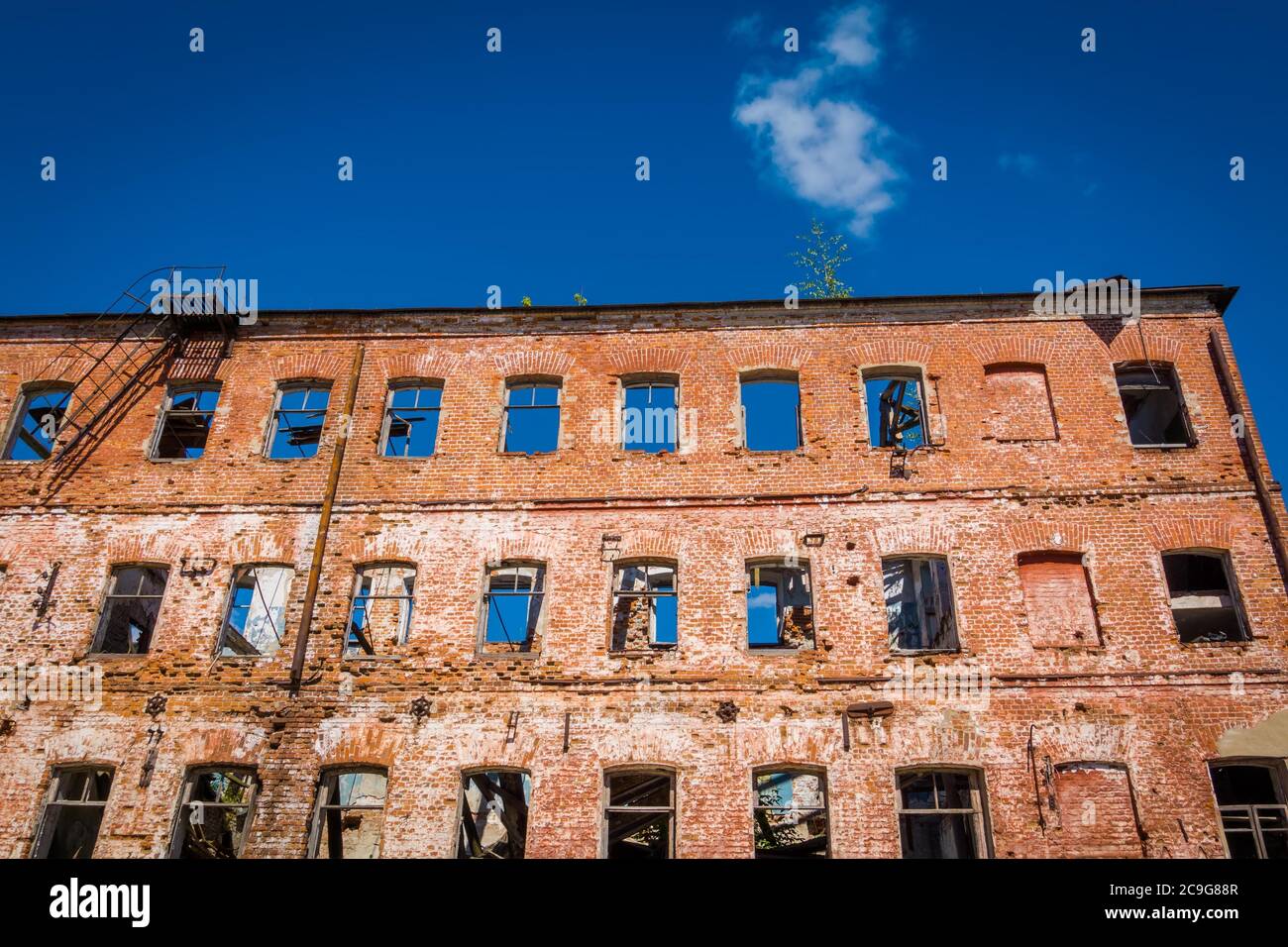 Old and broken red brick building background Stock Photo - Alamy
