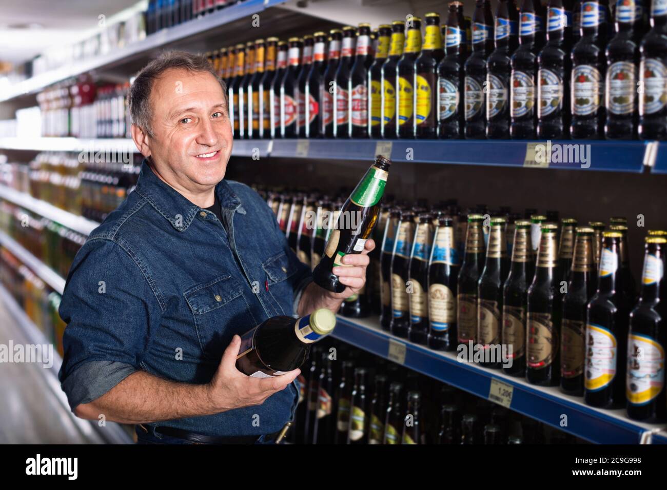 Man buying beer supermarket hi-res stock photography and images - Alamy