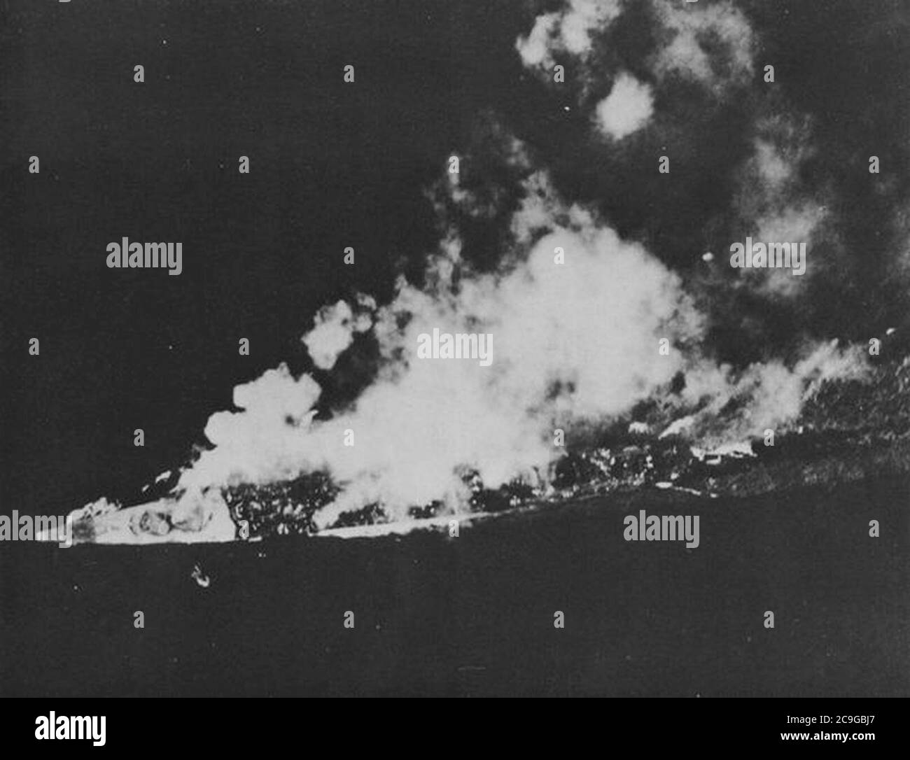 Japanese destroyer Suzutsuki under attack 1945 Stock Photo - Alamy