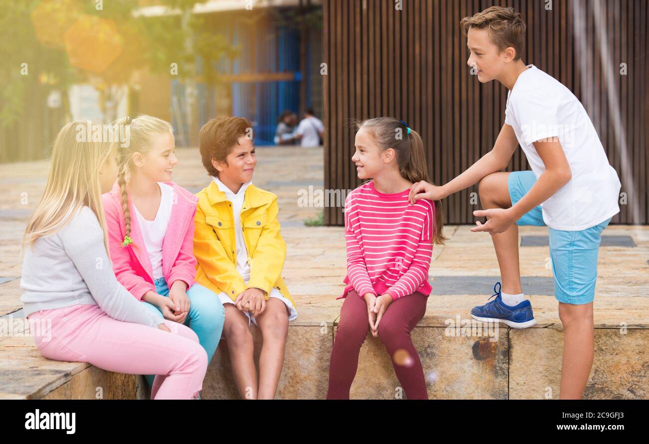 Three kids talking outside hi-res stock photography and images - Alamy