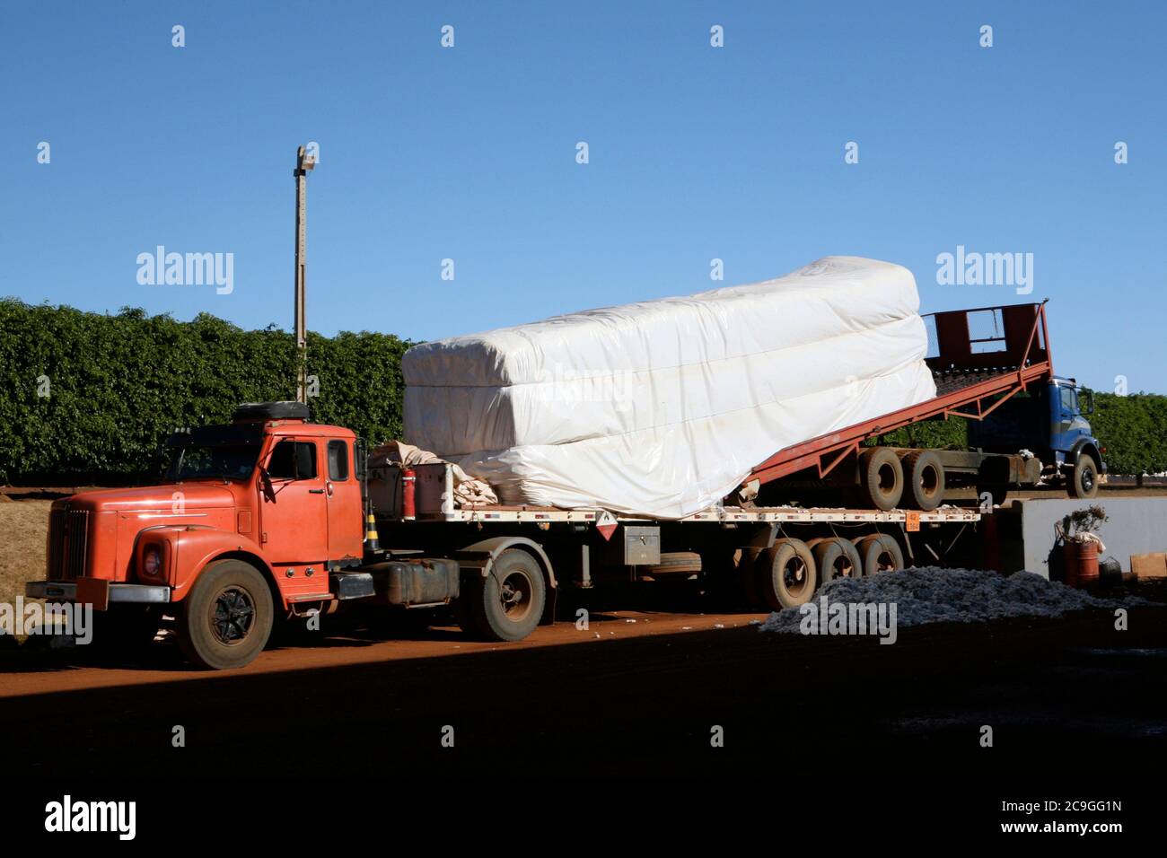 Cotton truck hi-res stock photography and images - Alamy