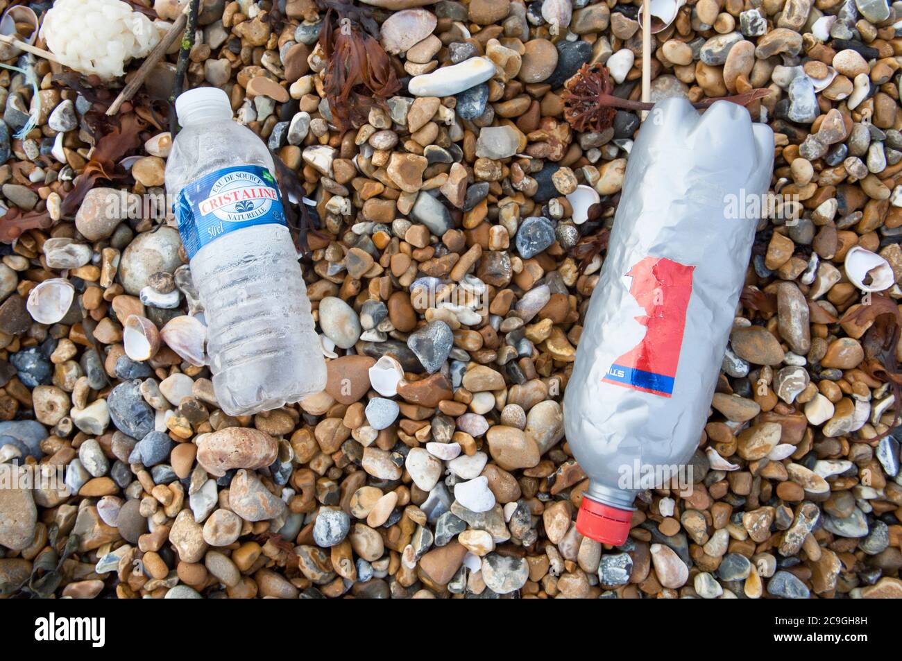 Garbage on a beach hi-res stock photography and images - Alamy