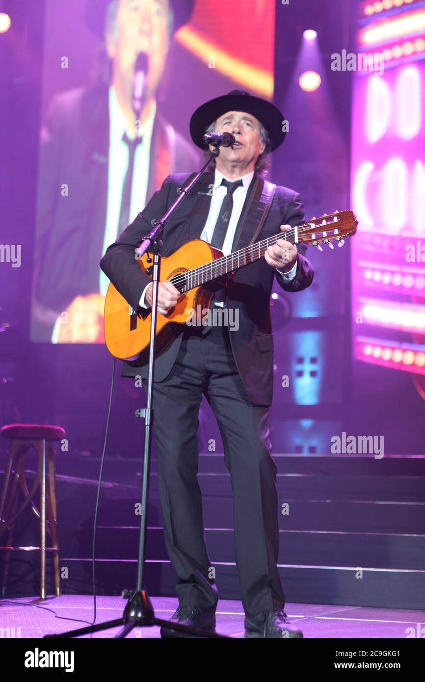 Singer joan manuel serrat hi-res stock photography and images - Alamy
