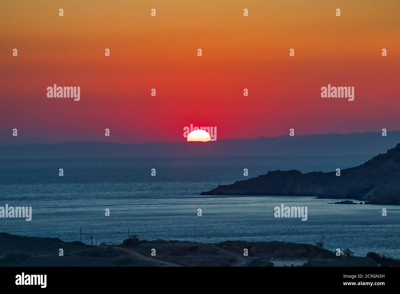 Sun going down in the water hi-res stock photography and images - Alamy