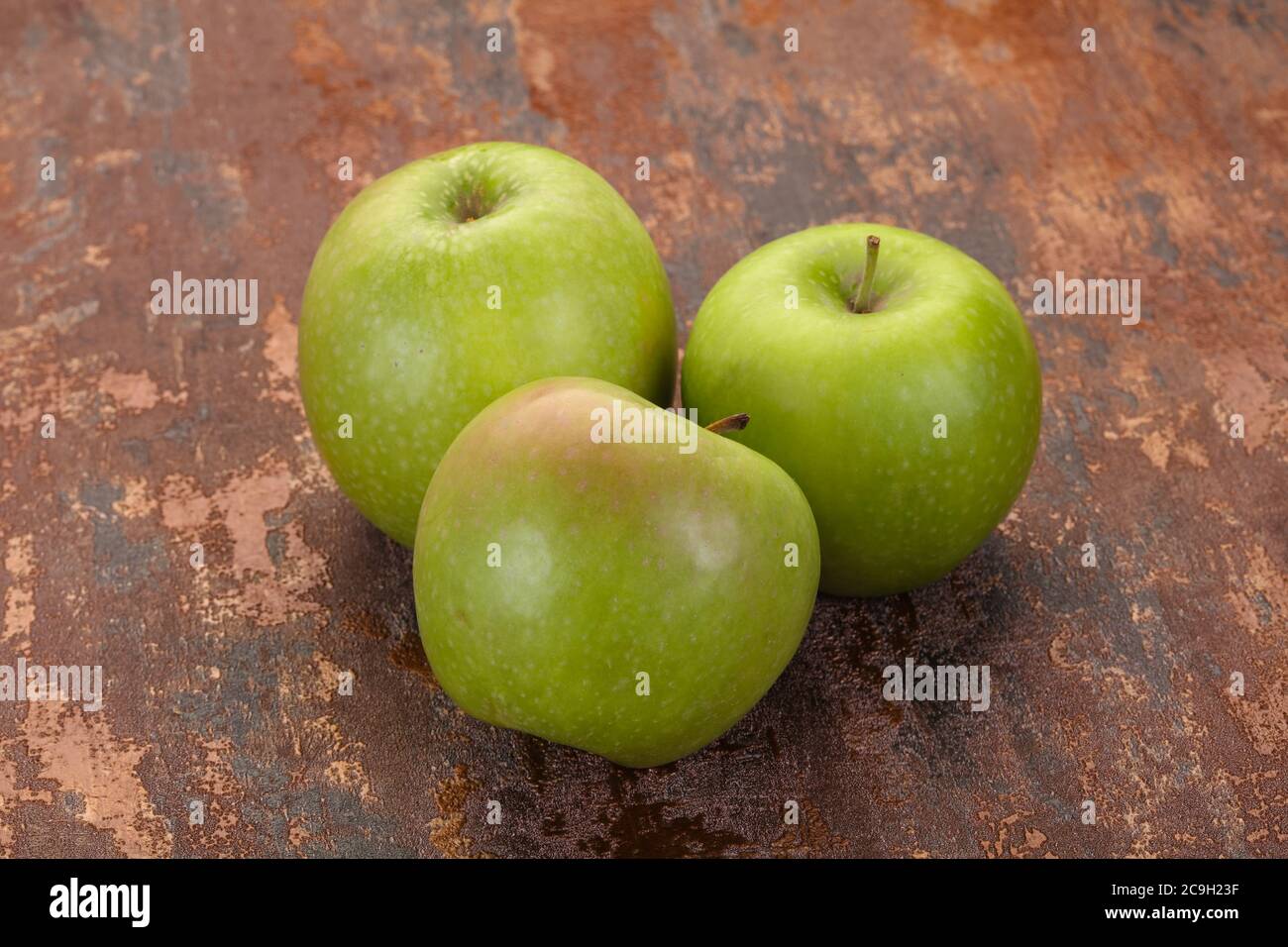 Green ripe sweet juicy apple Stock Photo - Alamy