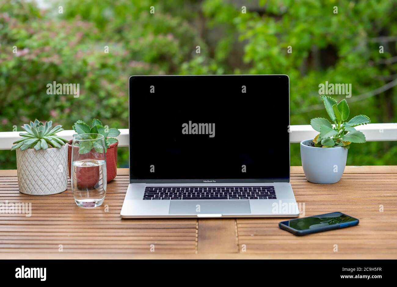 Black screen hi-res stock photography and images - Alamy